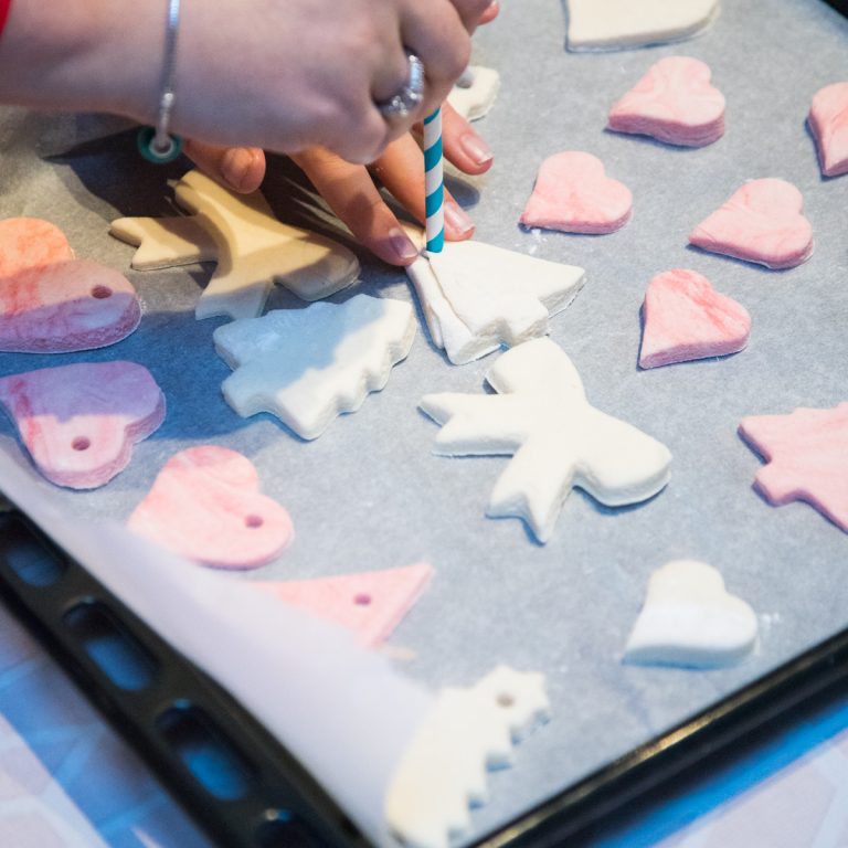Zelf kerstversiering maken met zoutdeeg - mama ABC